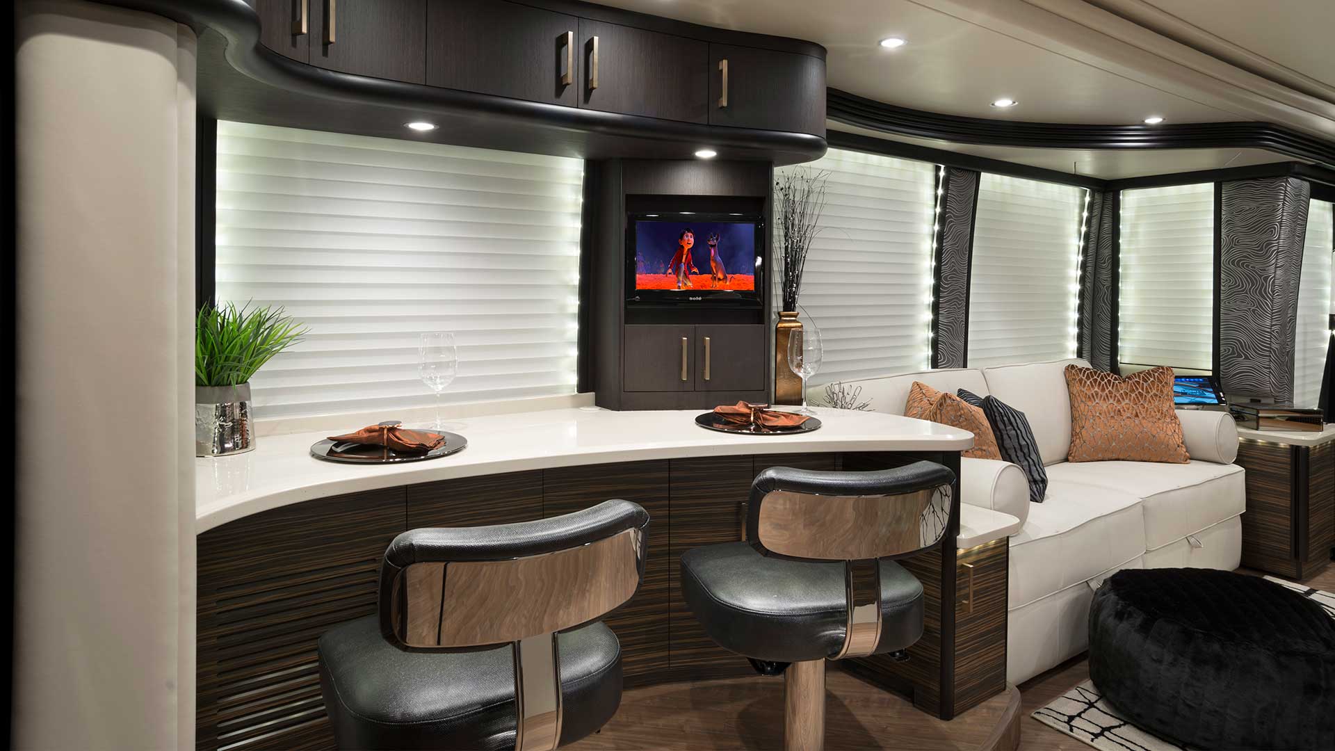 Liberty-Coach-835-Dining-2-Gallery - Custom Luxury Motorcoach