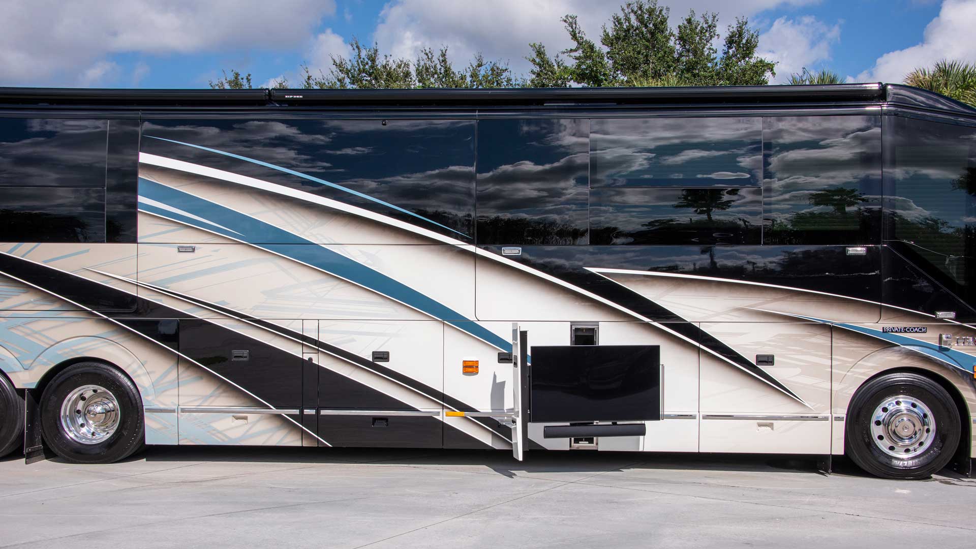 2019-Elegant-Lady-5339-Ext-5-Gallery - Custom Luxury Motorcoach