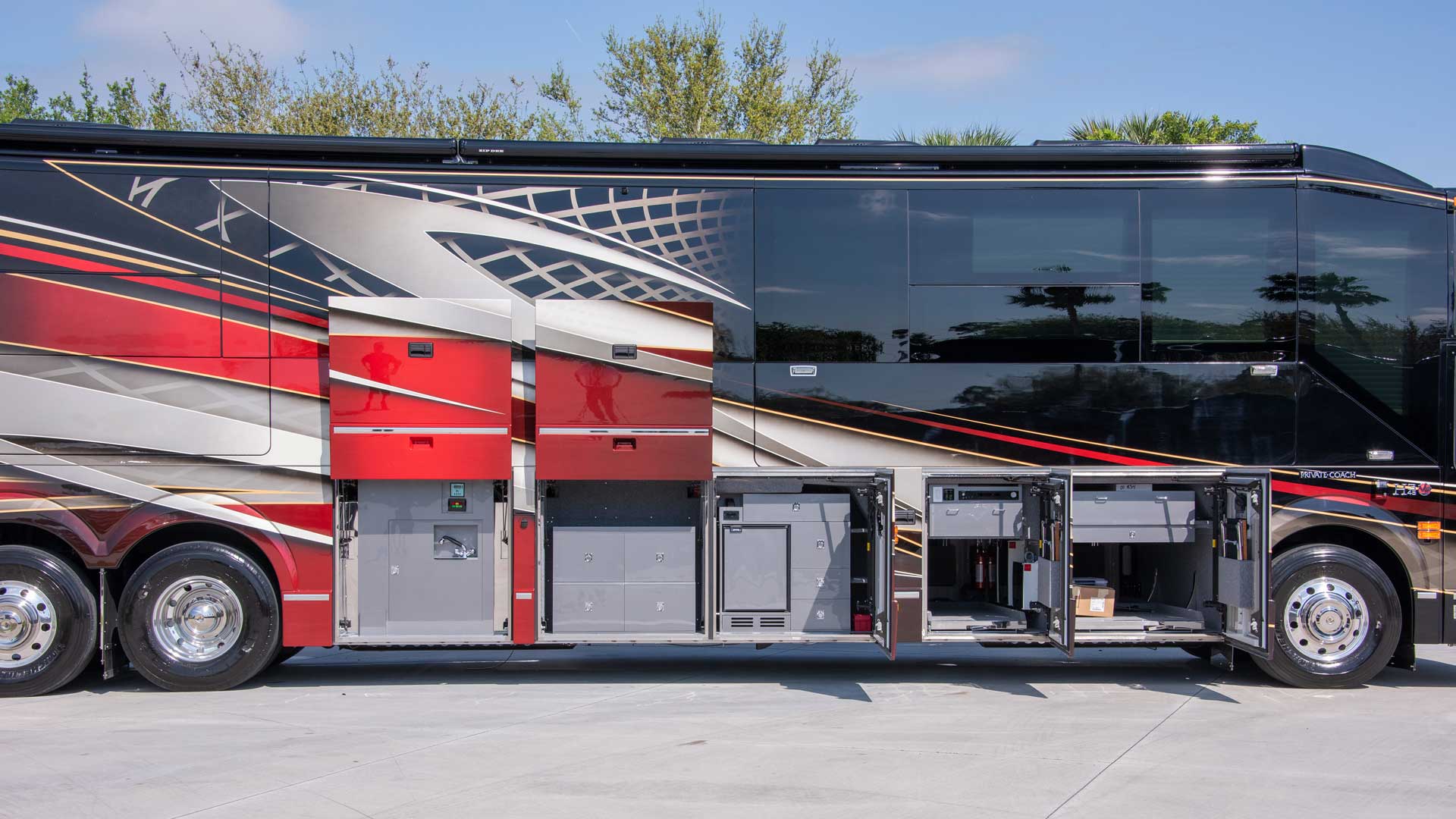 2018-Liberty-Coach-850-A-Exterior-4-Gallery - Custom Luxury Motorcoach