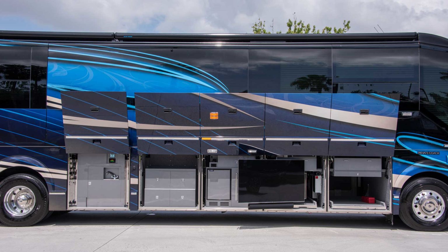 2018-Liberty-Coach-866-A-Ext-5-Gallery - Custom Luxury Motorcoach