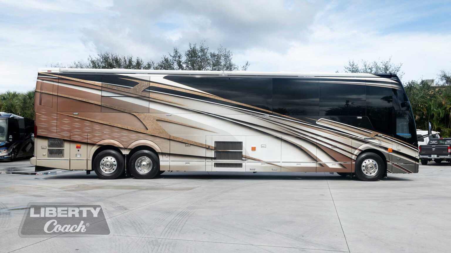 Liberty-Coach-906-Exterior-3-Gallery - Custom Luxury Motorcoach