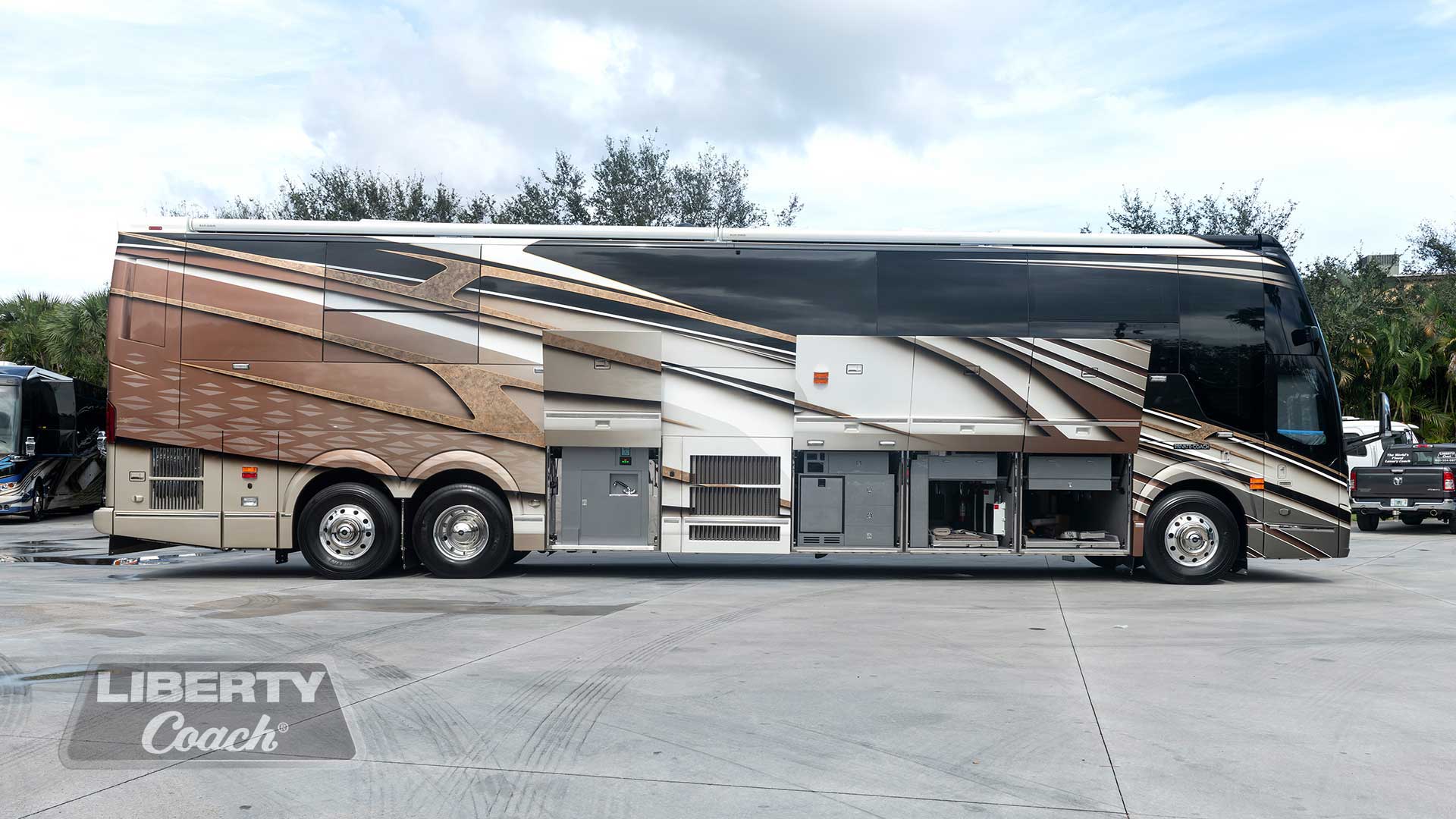 Liberty-Coach-906-Exterior-5-Gallery - Custom Luxury Motorcoach